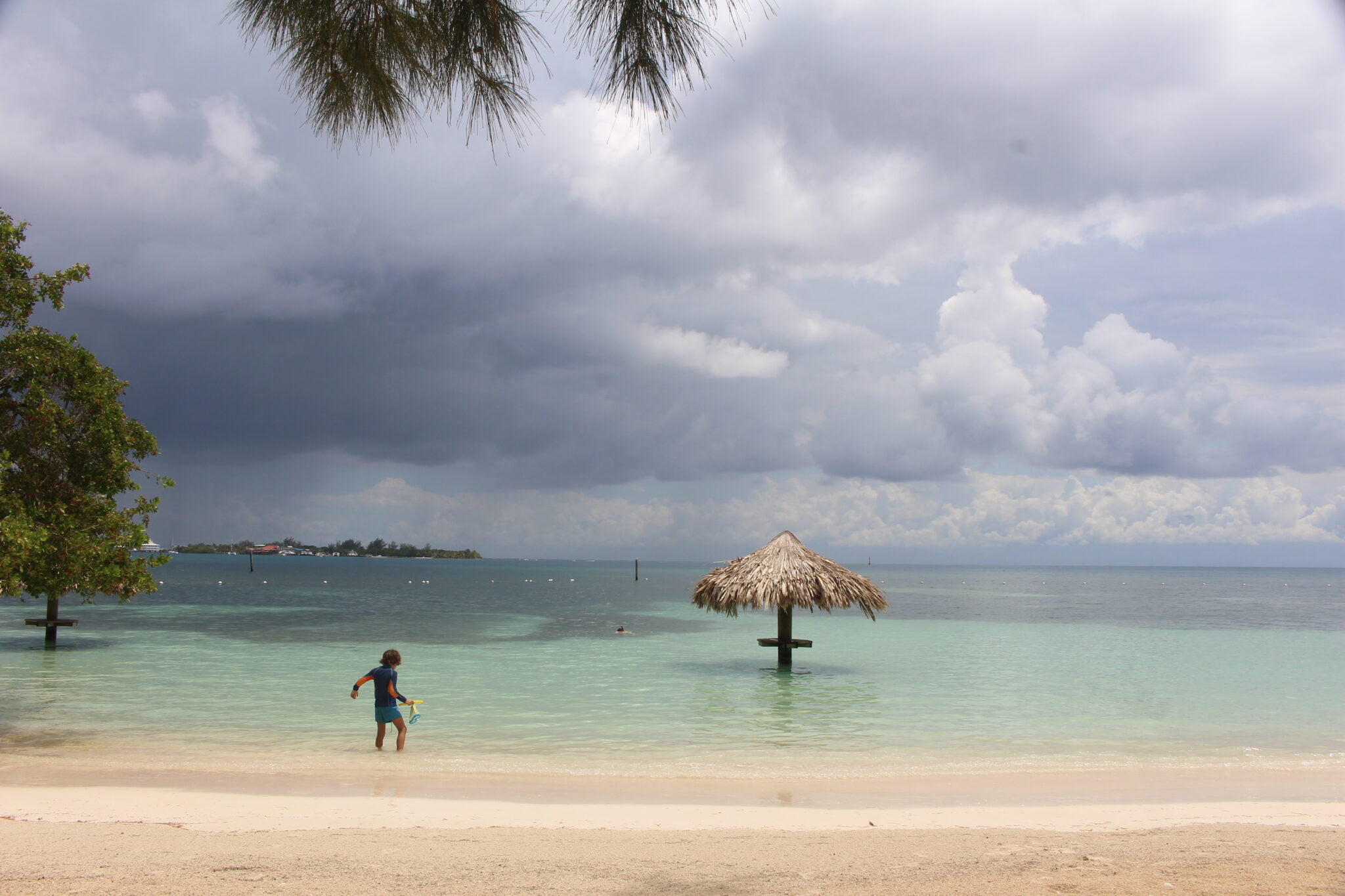 UTILA: LA PLAYA MÁS BONITA Y BARATA DEL CARIBE - Los Carrascos